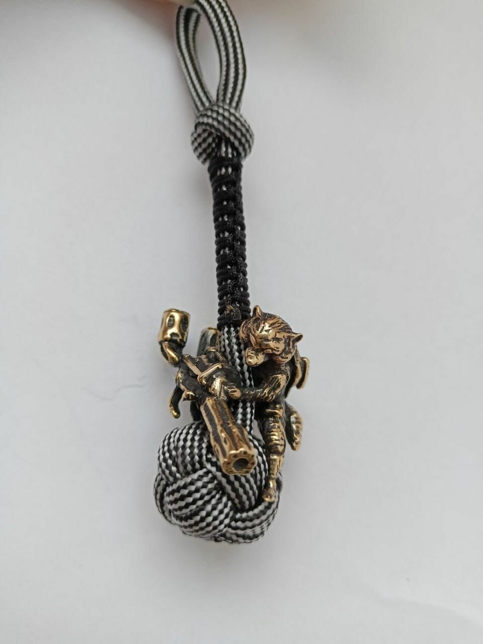 Темляк с бронзовой бусиной Енот ракета