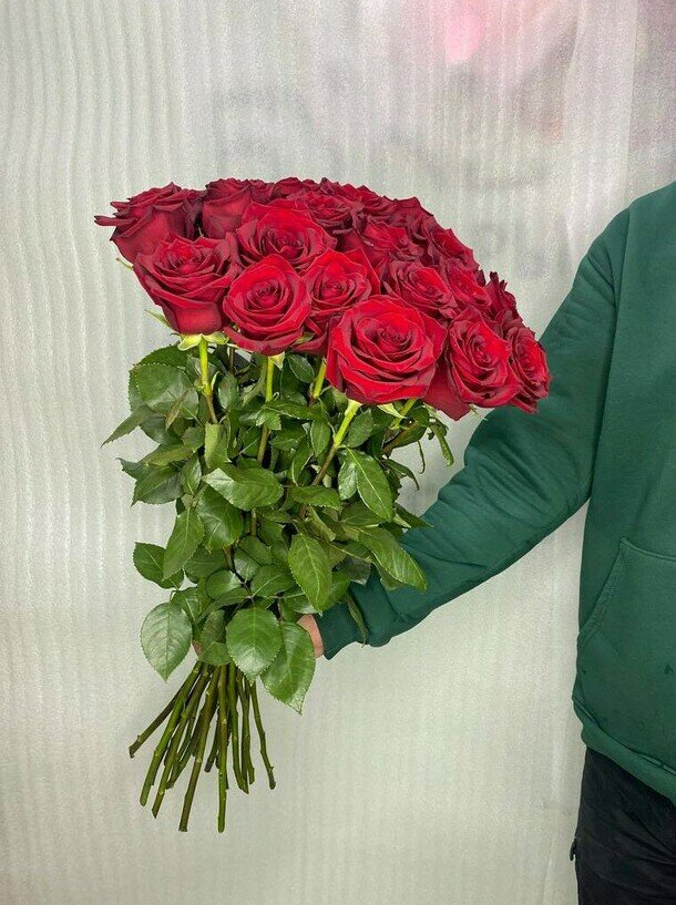 Букет "Эквадор", круглый, на стеблях, 25 сочных эквадорских роз, XXL, букет свежих цветов