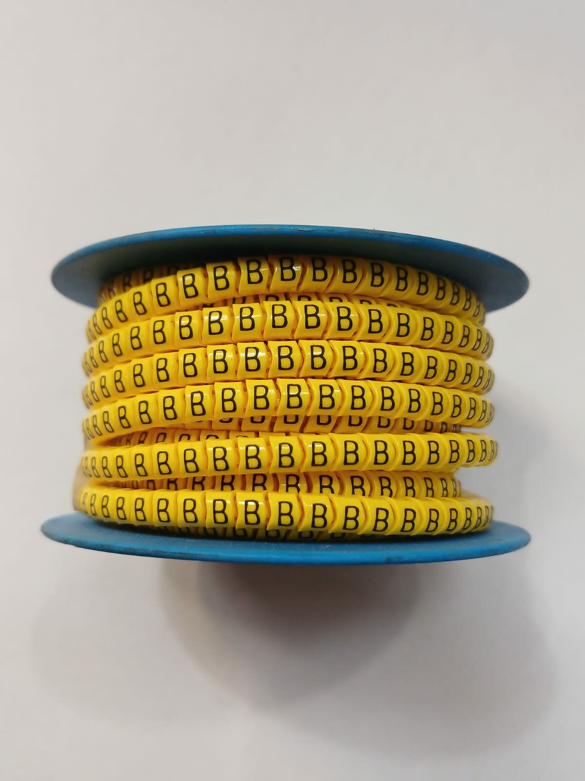 Колечко маркировочное B, 2.5-5 мм. черное на желтом (уп.1000шт) AZO3BBBY DKC