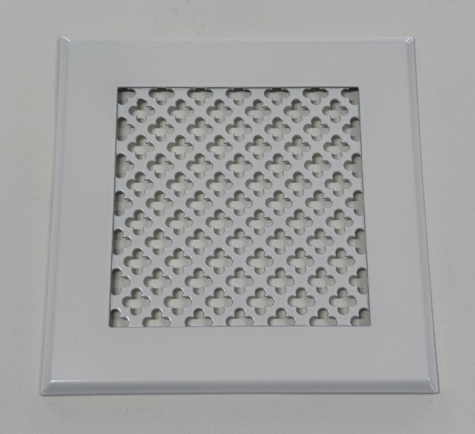 Решетка Плоская с подгибом Штамп 150х150мм, на магнитах, перфорация Цветок 10мм, Белый.