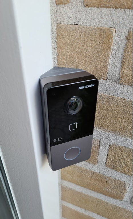 Уголок монтажный для домофона Hikvision . Угловой кронштейн для ip вызывных панелей Hikvision KV6113-WPE1