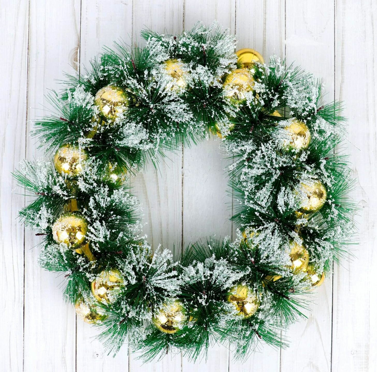 Новогодний венок "Золотистые шарики в инее" 30 см, красивый зелёный уличный венок, рождественское декоративное украшение на дверь для дома на Новый год