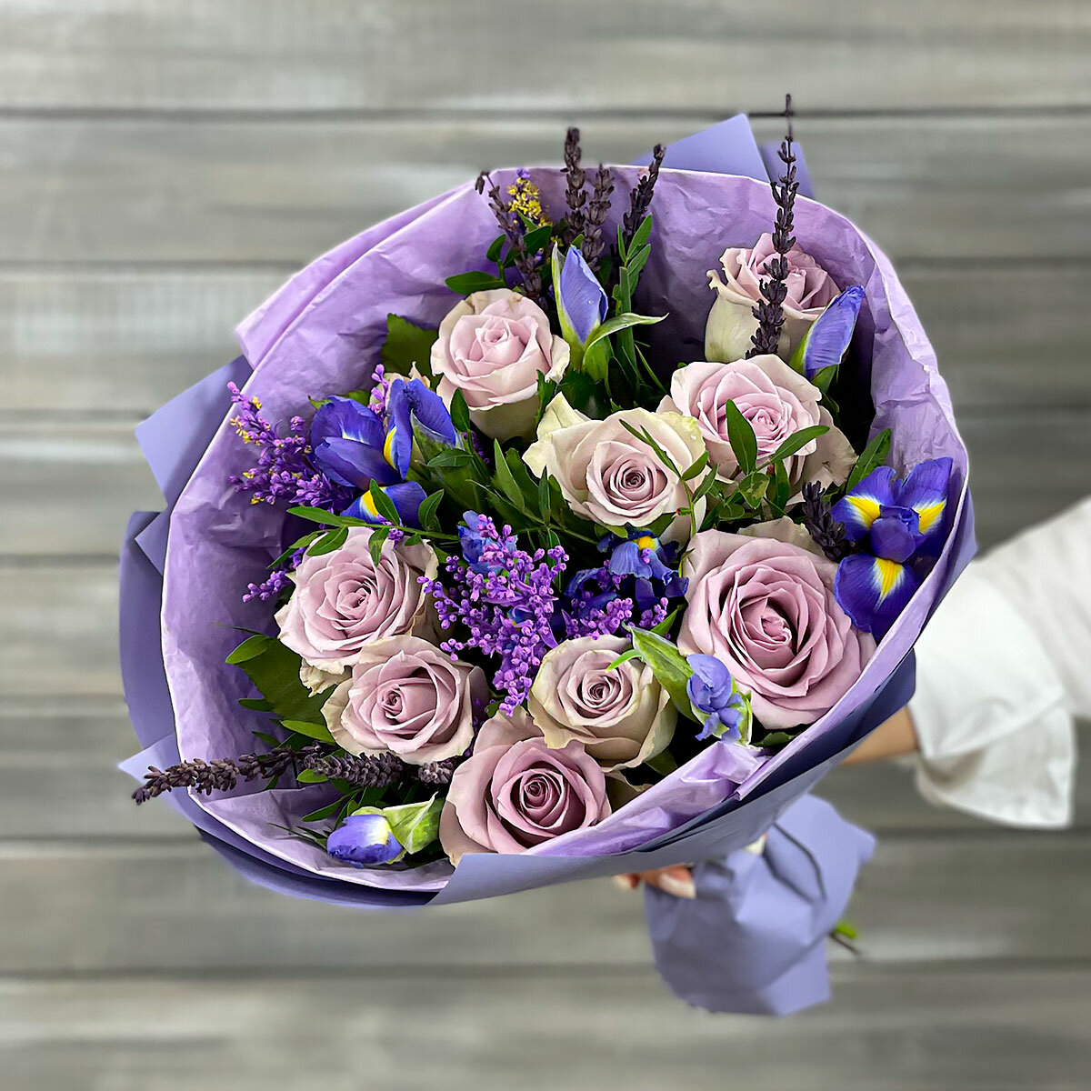 Букет Букет Маркет "Розы, ирисы, солидаго", сборный, на стеблях