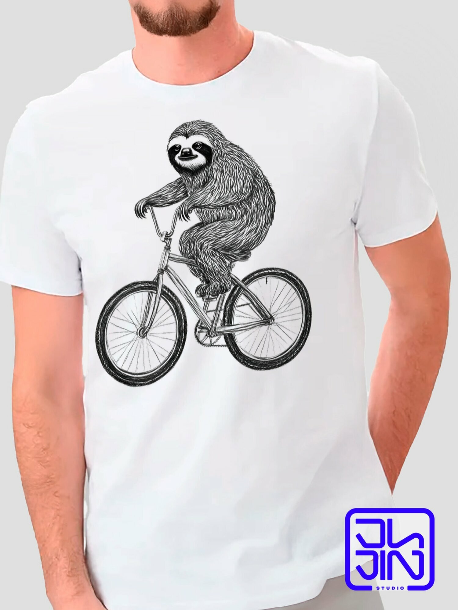 Футболка классическая мужская с авторским принтом Смешной черно-белый ленивец с графитовым велосипедом в стиле экстрим, белый хлопковый трикотаж с прикольным рисунком на груди