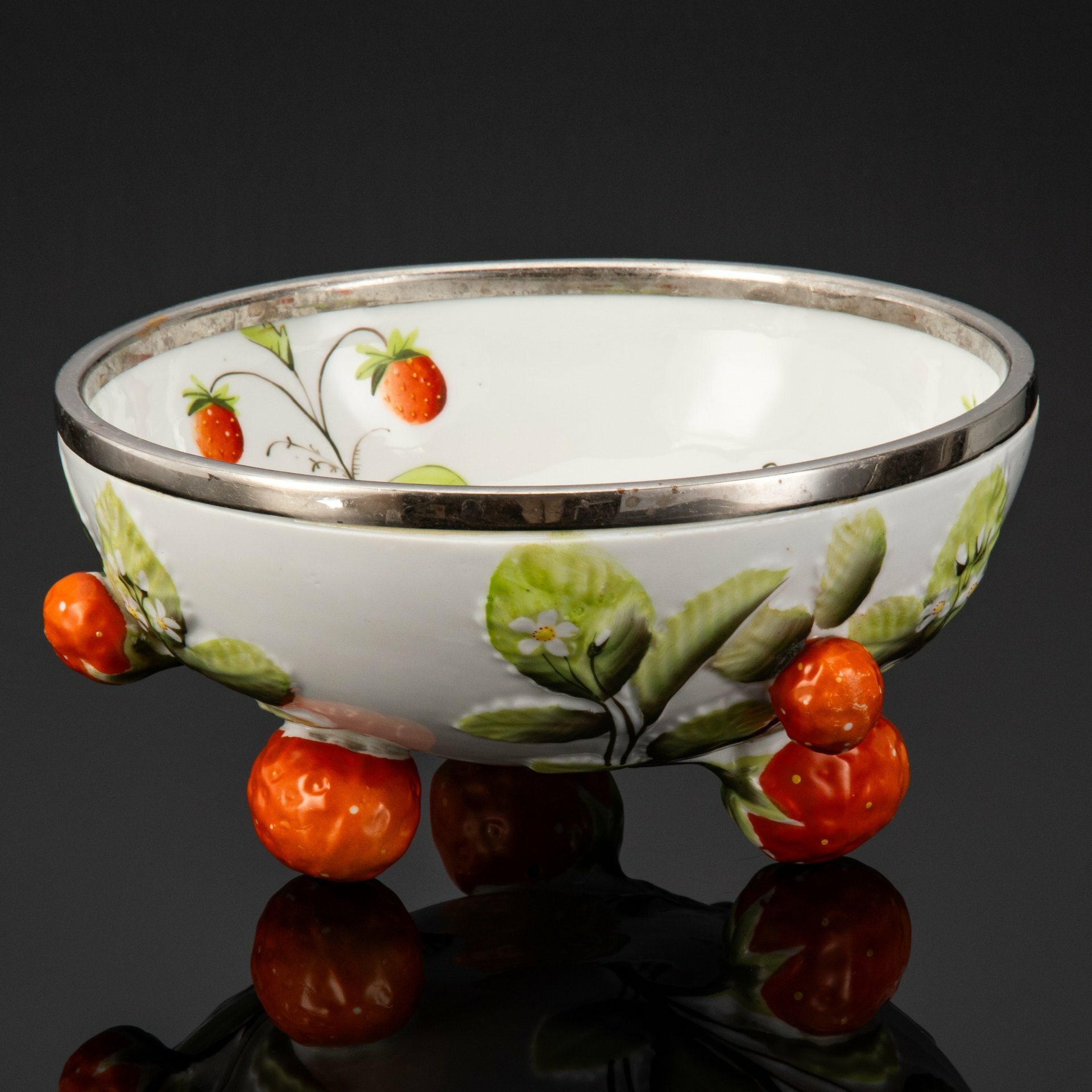 Блюдо глубокое для клубники, на основании в форме больших ягод, фарфор, роспись