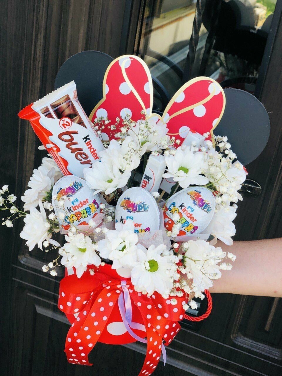 Букет Минни Маус с ромашками и киндер шоколадом