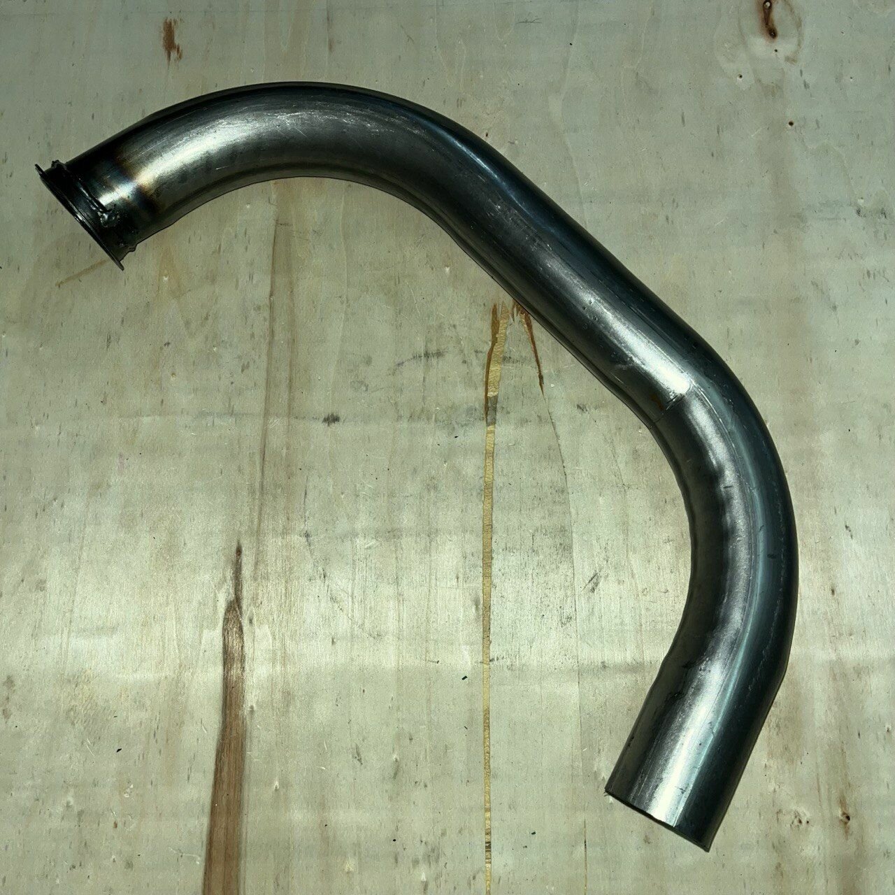 Колено глушителя мотороллера Муравей (Россия)