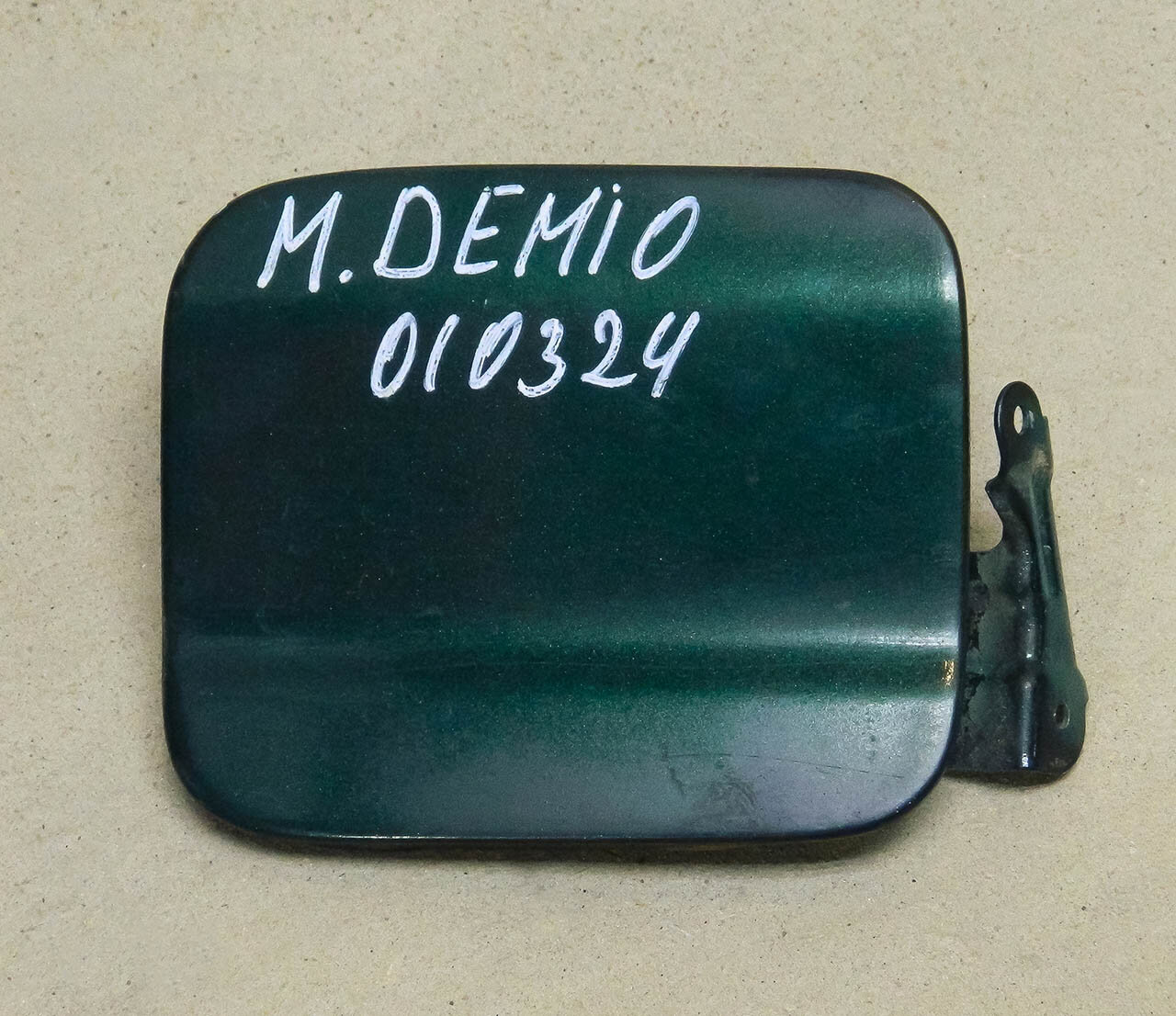 Лючок топливного бака Mazda Demio 1