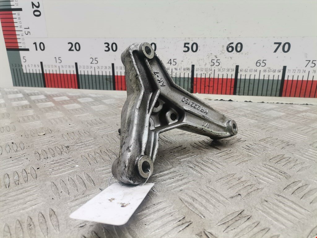 Кронштейн (крепление лапа траверса) кпп Mitsubishi Carisma MR222150 арт. 2118524