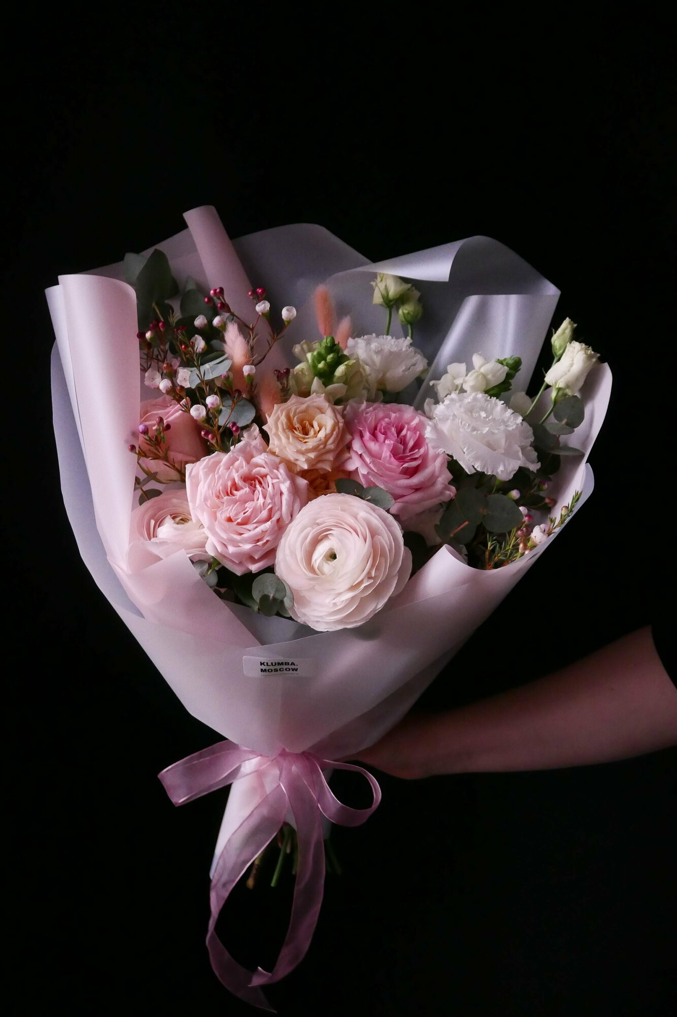 Розовый букет с ранункулюсами и лагурусом от студии цветов klumba.moscow
