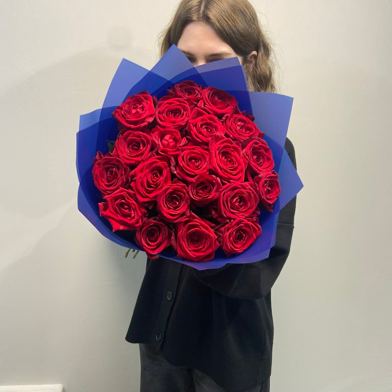 Букет живых цветов из 21 красной розы 60см сорта "Ред Наоми" в цветной упаковке