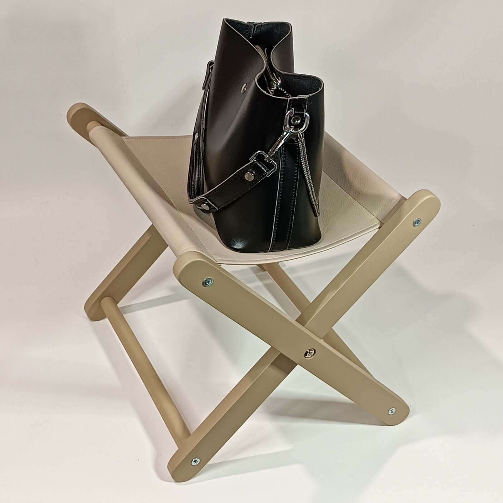 Подставка для сумок из серо-бежевой матовой экокожи с бежевой деревянной основой