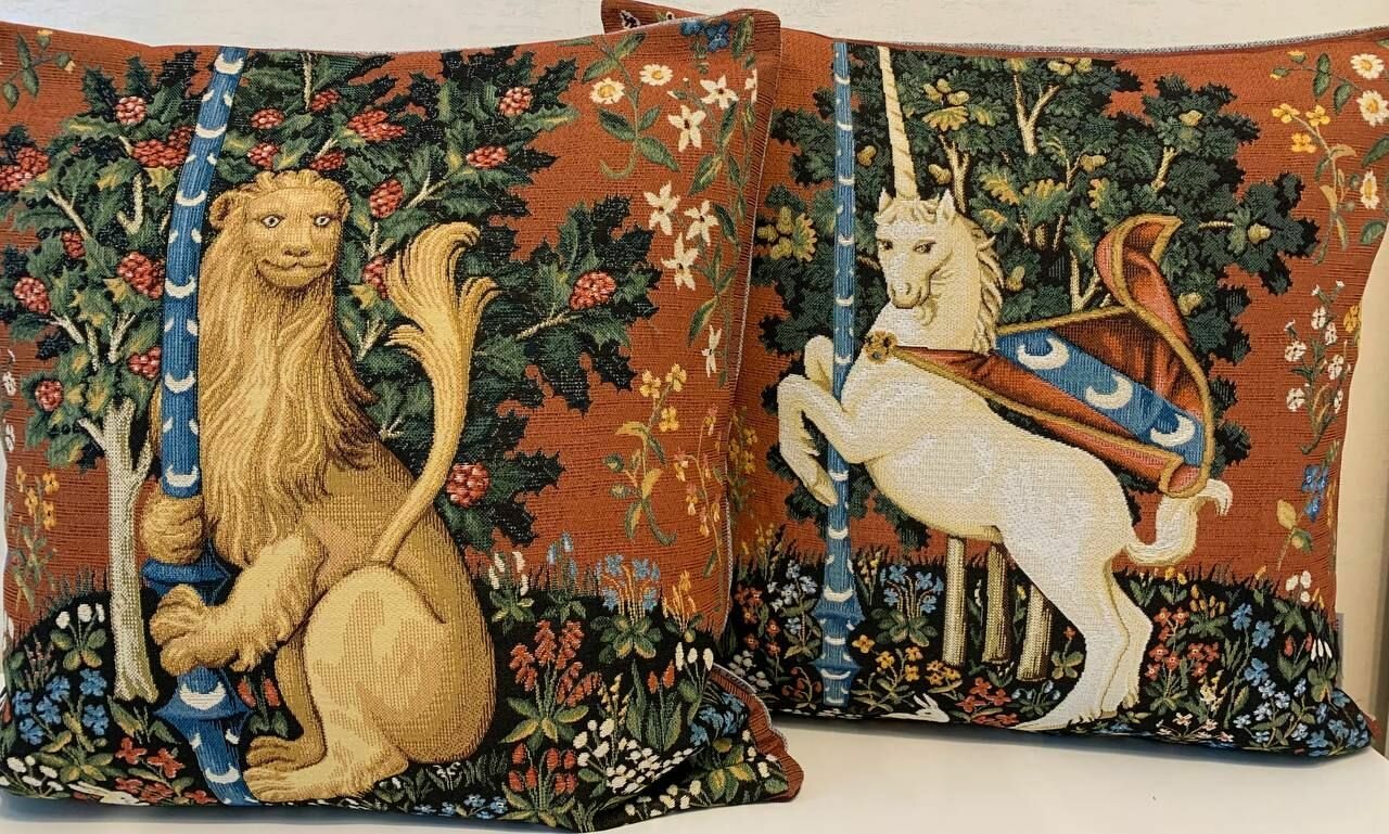 Гобелен, комплект декоративных наволочек из 2-х штук 45х45 см / "Волшебный лес. Лев и Единорог"/ красный