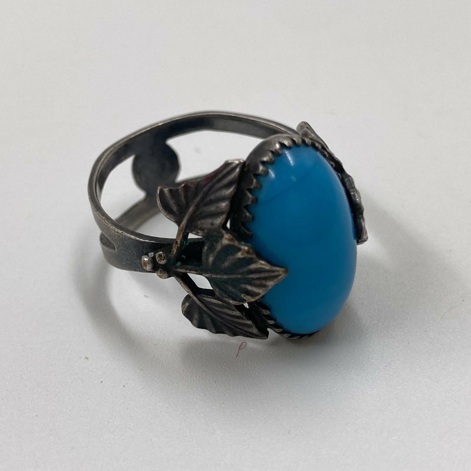 Кольцо/перстень с флоральным декором и вставкой бирюзового оттенка, металл