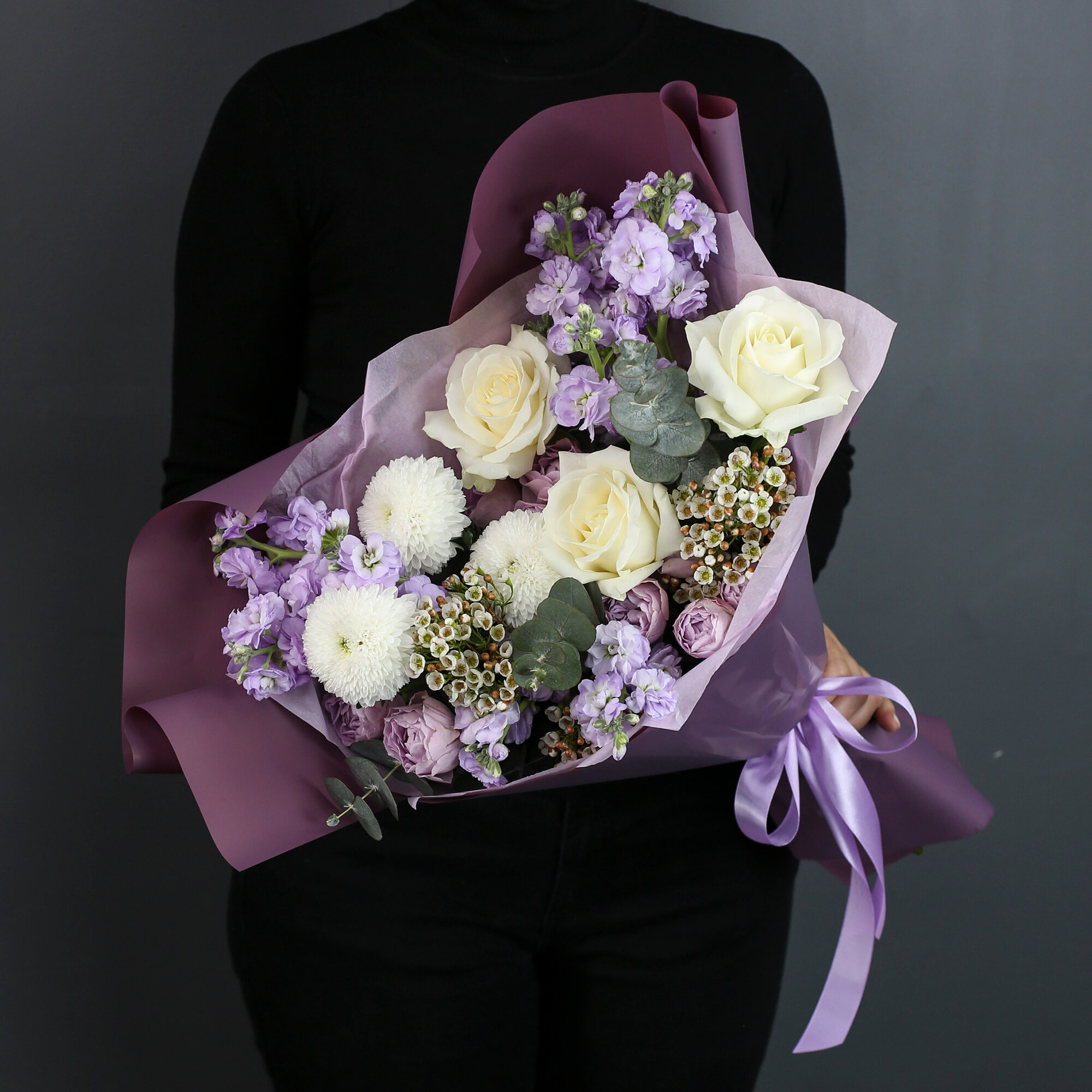 Букет живых цветов Flor-Pro Flowers из роз, хризантемы и маттиолы «Чистота и элегантность»