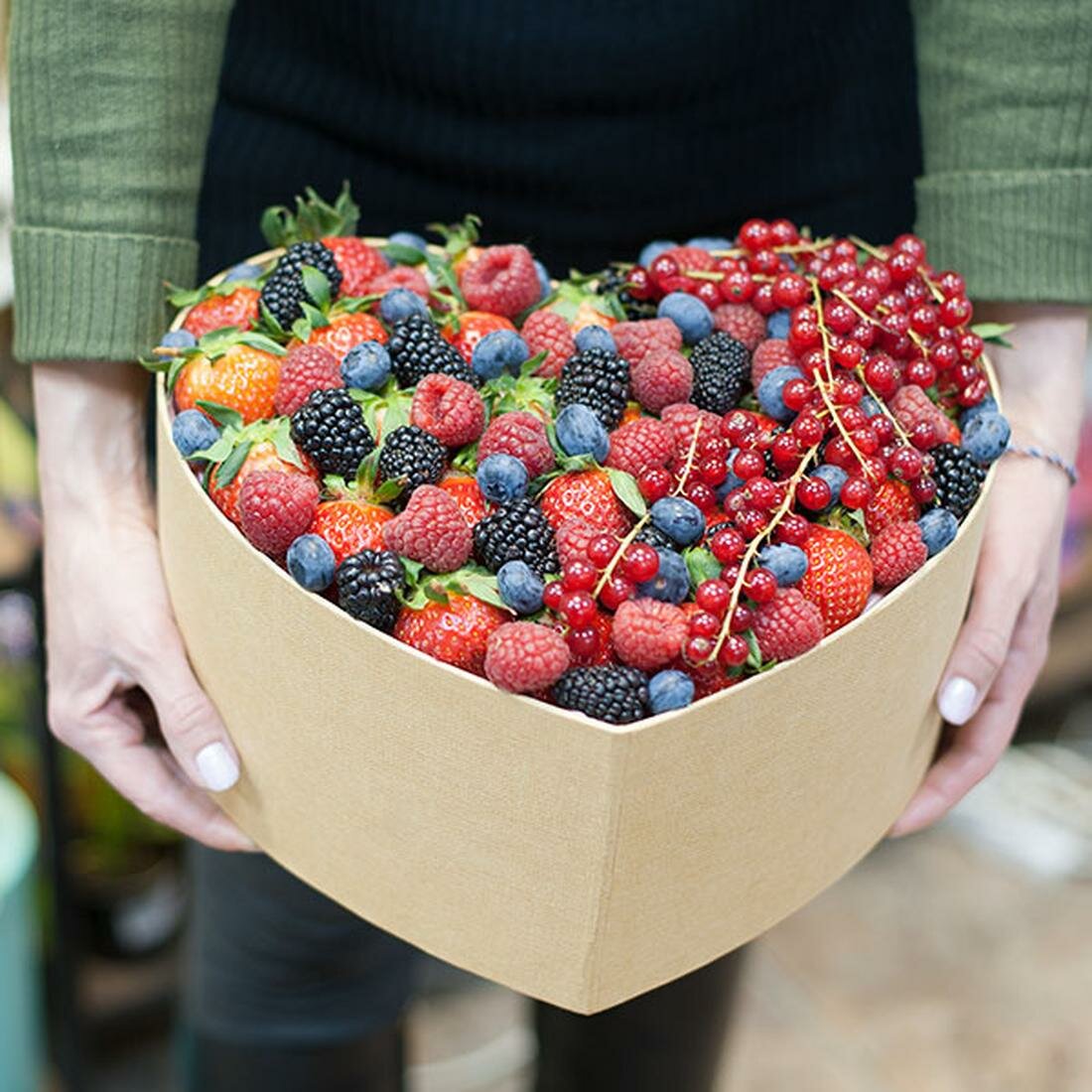 Коробка-сердце Charlotte "Ягодный микс", ассорти из свежих ягод, 5 видов