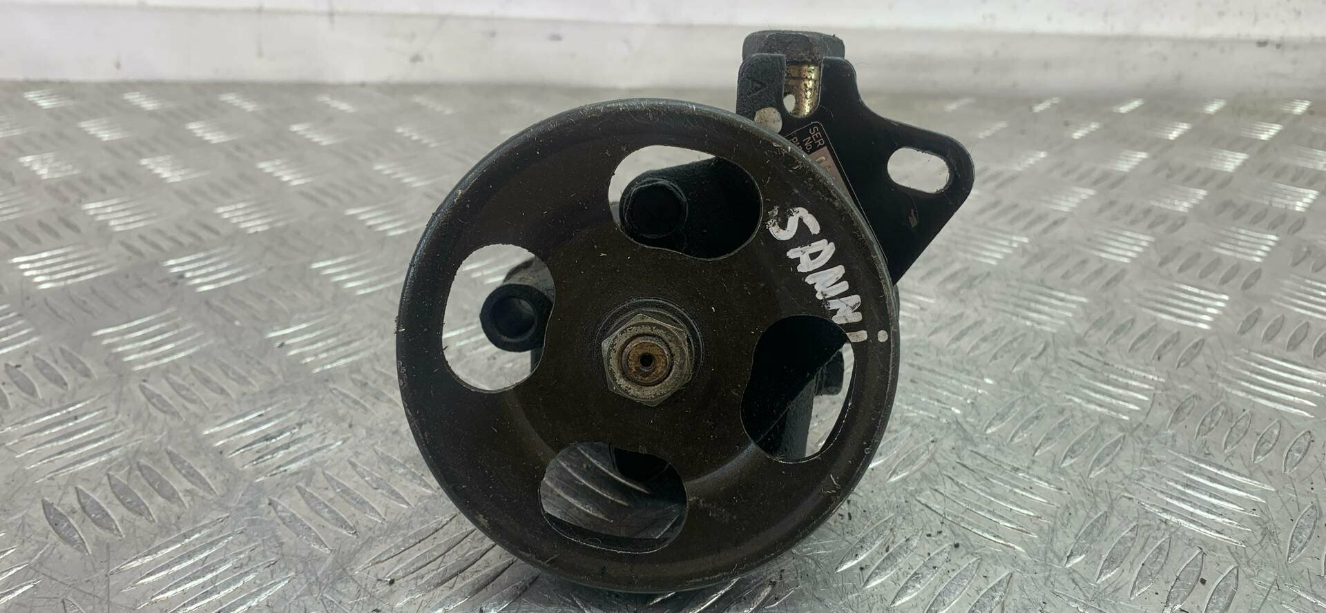 Насос гидроусилителя руля Nissan Sunny N13 (1986 - 1991) 4911077A00