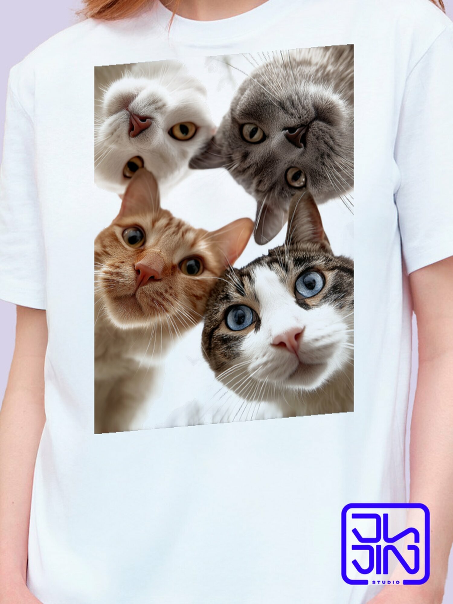 Футболка классическая женская с авторским принтом Смешные повседневные портреты пестрых серых и рыжих кошек в кэжуал стиле, белый хлопковый трикотаж с прикольным рисунком на груди