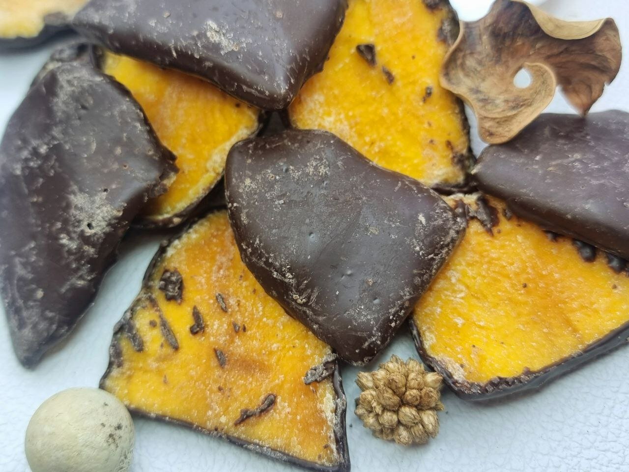 Листок манго в шоколадной глазури