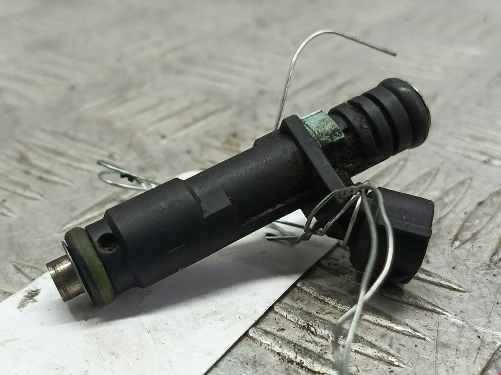 Форсунка бензиновая электрическая Volkswagen Polo 4 03D906031C арт. 2270959