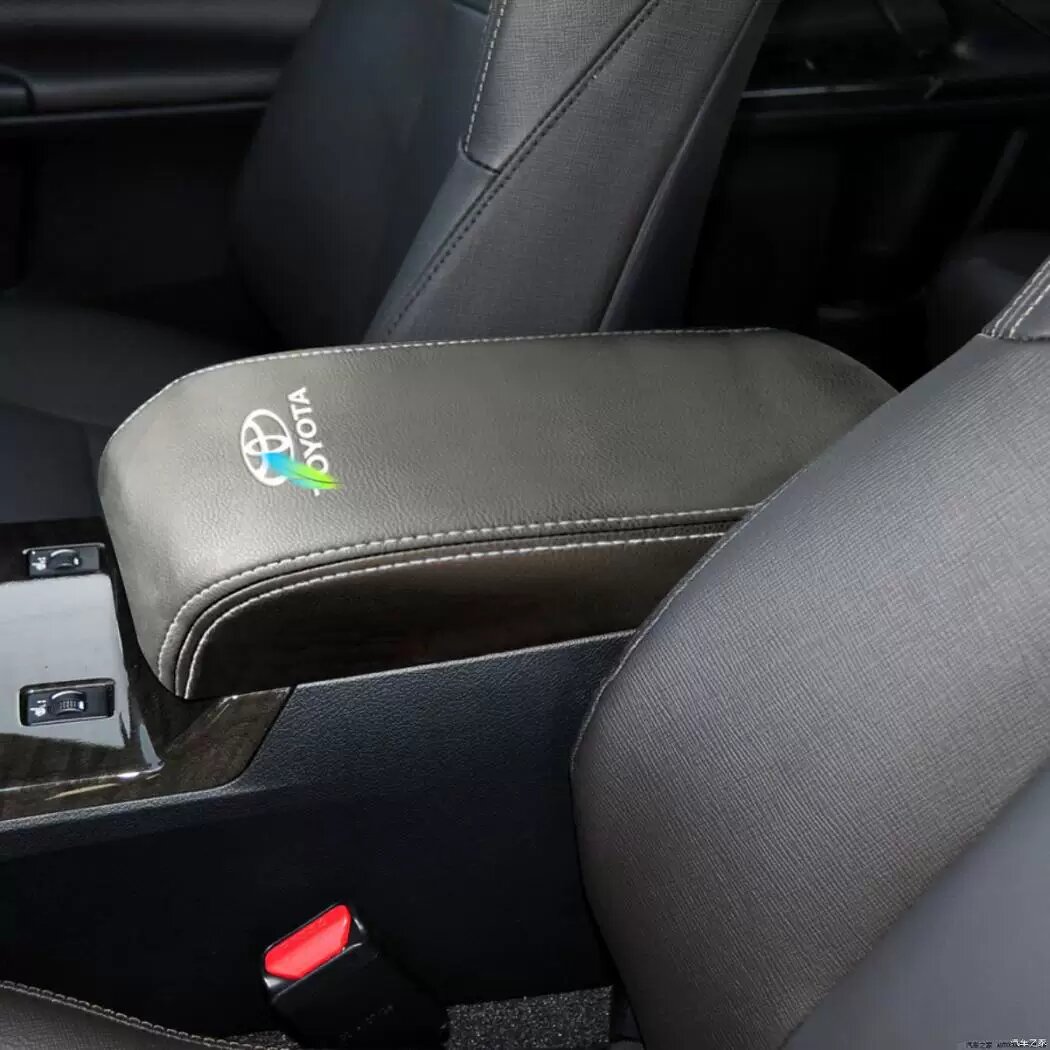 Накладка на центральный подлокотник Toyota Crown 2010-2013, черная кожа с серыми полосами, с логотипом, автомобильный