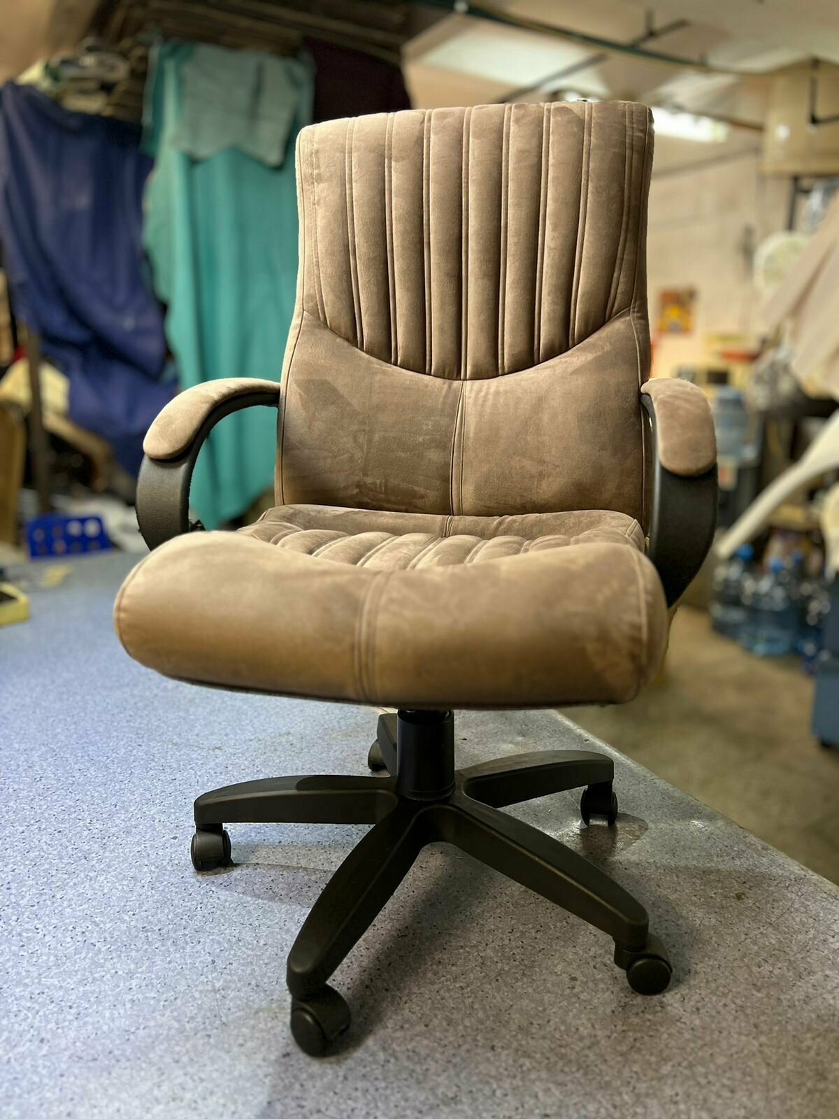 Офисное кресло Гермес М МП элексир 230, кресло руководителя, компьютерное кресло на колесиках с подлокотниками