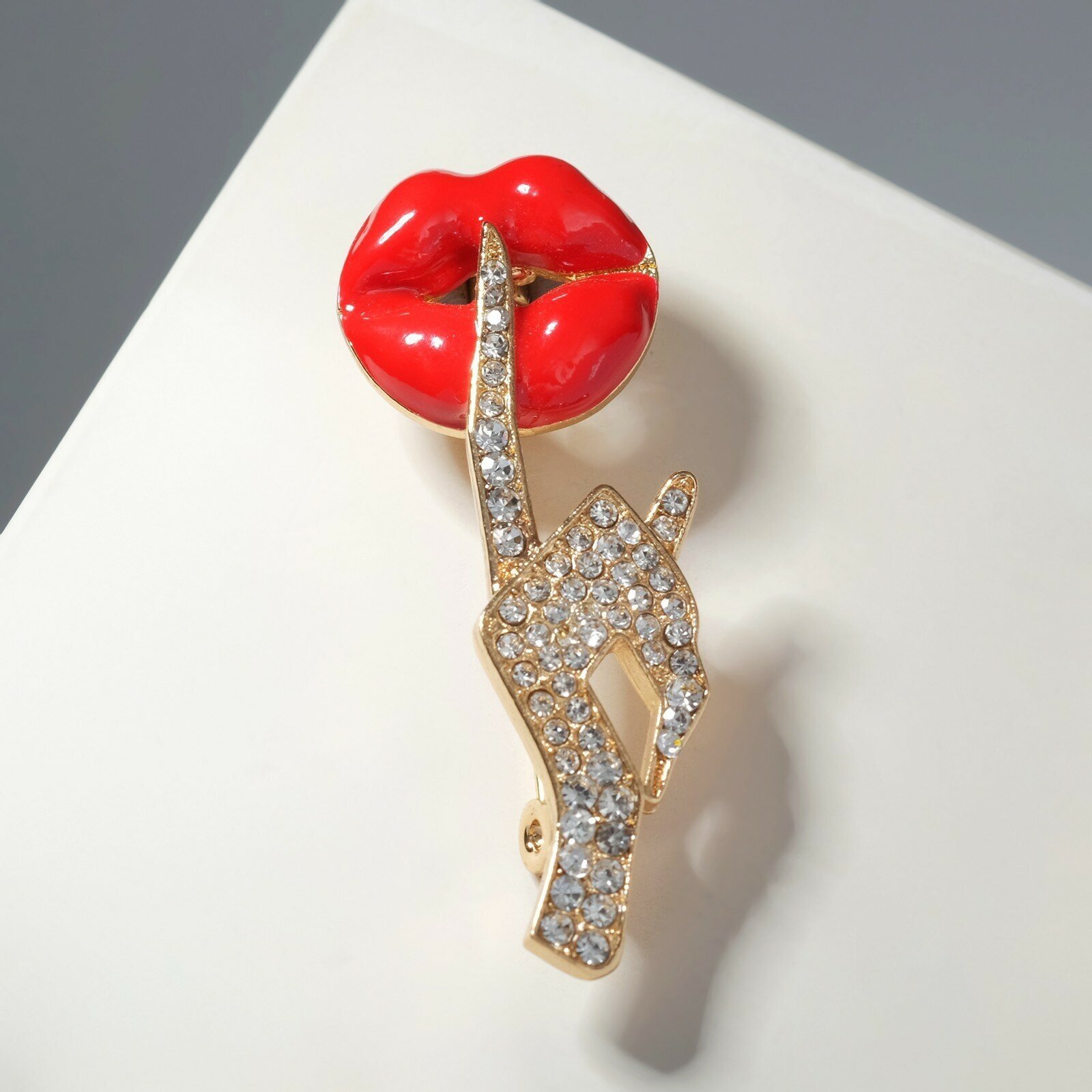 Брошь, эмаль, стразы