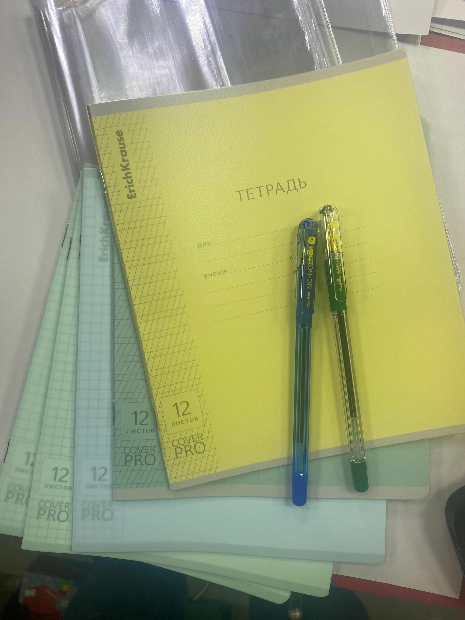 Набор тетрадей с частой косой линией обложек и ручек