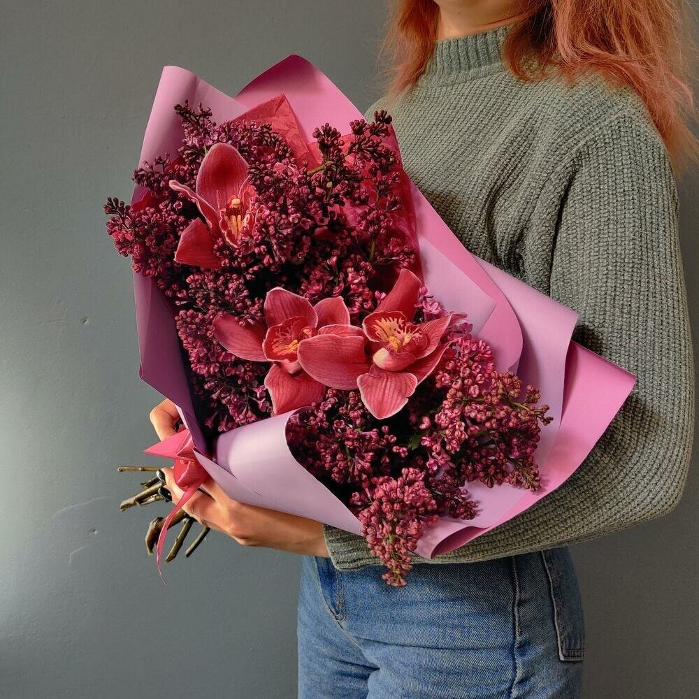 Букет: Сирень и орхидеи в дизайнерской упаковке с атласными лентами