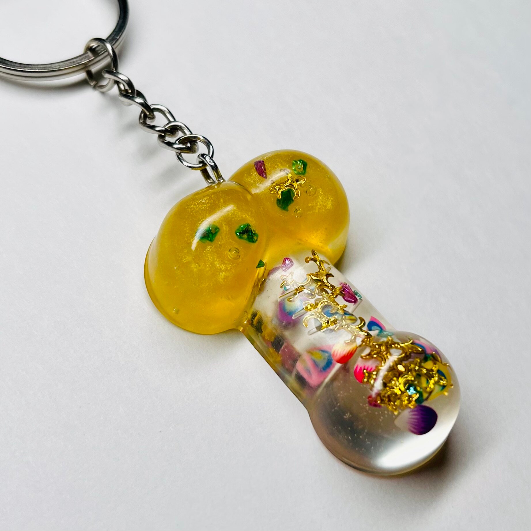 Креативный брелок в форме пениса, инкрустированный разноцветным декором EVTUSHENKO ART.