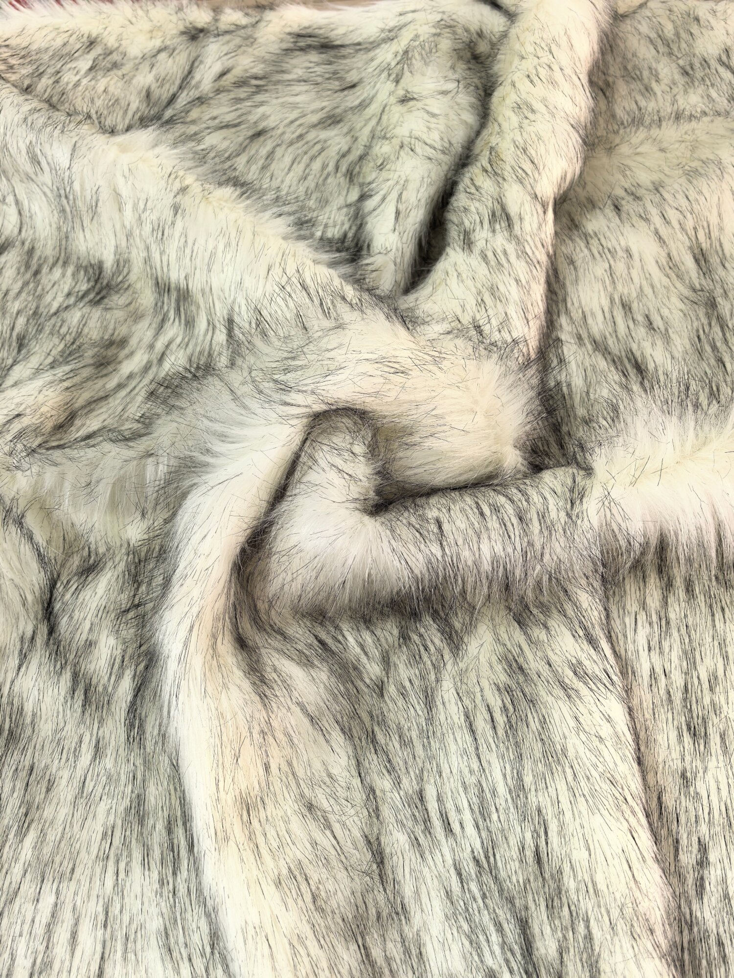 Мех на трикотажной основе, длинноворсый, серо- белый, 50х50 см