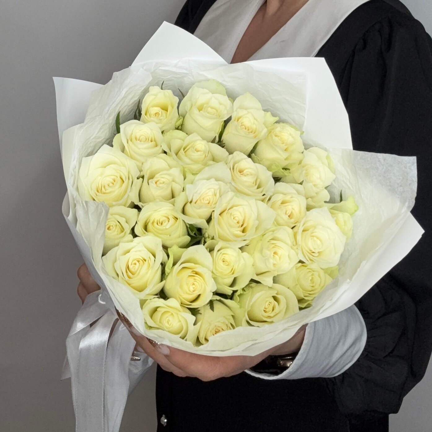 25 белых роз, Кенийский сорт , высота букета 40 сантиметров