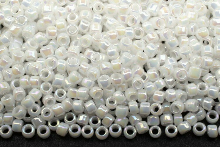 Бисер японский TOHO круглый 15/0 #0401 белый, радужный непрозрачный, 10 грамм
