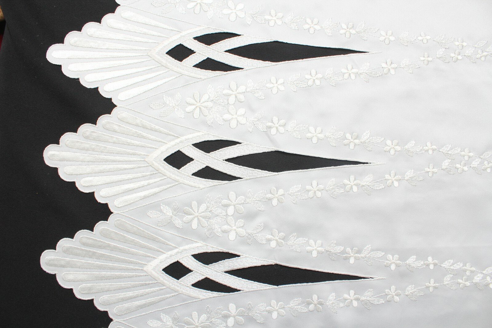 Ткань Вышивка-ришелье (perfori) хлопком на сатине молочно-кремового цвета, кайма, ш142см, 0,5 м