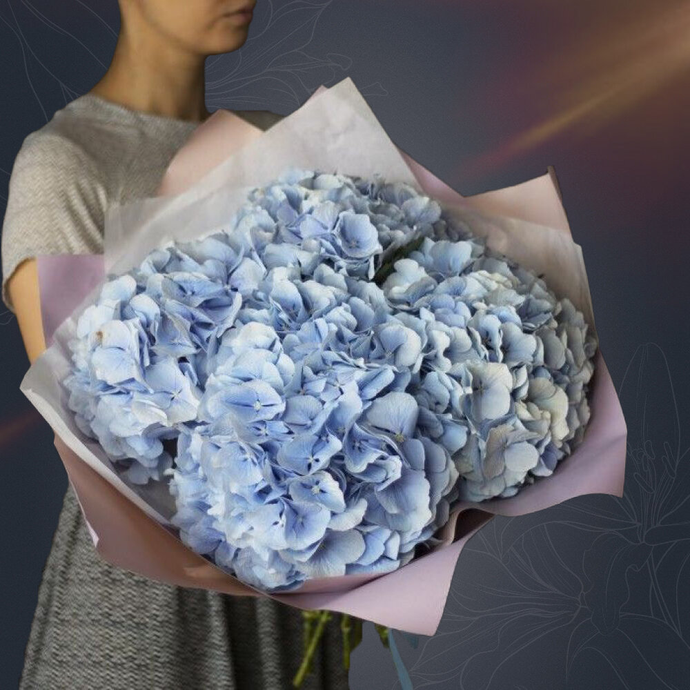 Классический букет из 5 голубых гортензий в корейской пленке от 2name Flowers