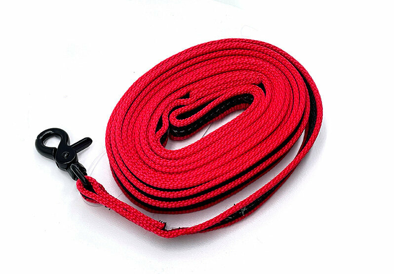 Поводок из прорезиненной стропы с латексом и светоотражающей полосой красный шир.20 мм карабин рычажный черный 3 м