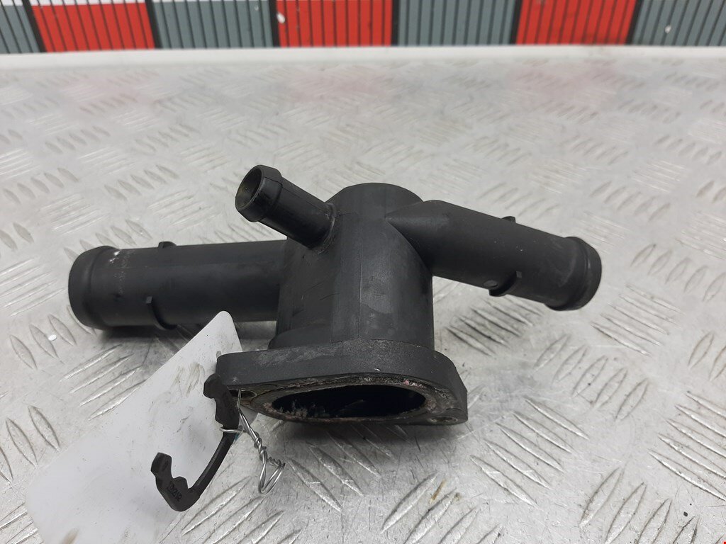 Фланец (штуцер системы охлаждения тройник) Volkswagen Bora(Jetta) 06A121133D арт. 2076713