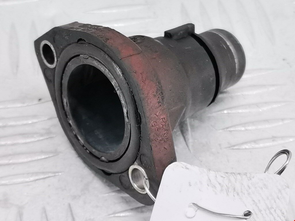 Фланец (штуцер системы охлаждения тройник) Volkswagen Passat 5 028121144Q арт. 1685210
