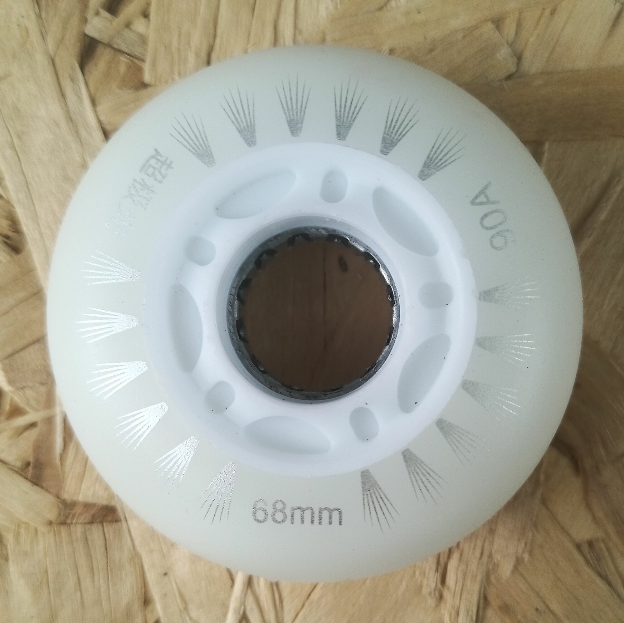 4 светящихся колес 68мм для роликов 85а. Светятся Белым. С магнитными втулками.