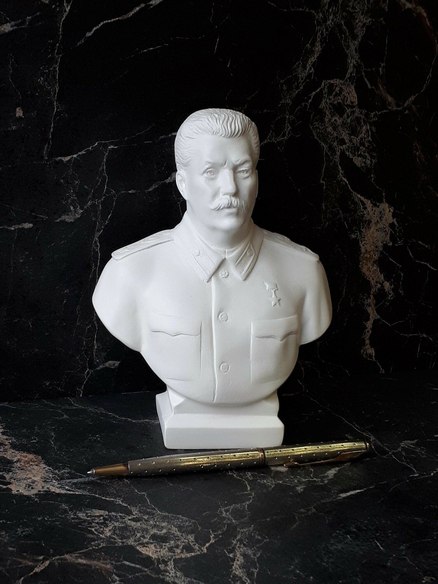 Статуэтка бюст политический деятель И. В. Сталин. Высота 16см. Гипс. Цвет белый. Подарок руководителю в кабинет, учителю истории на день рождения, мужчине на юбилей.