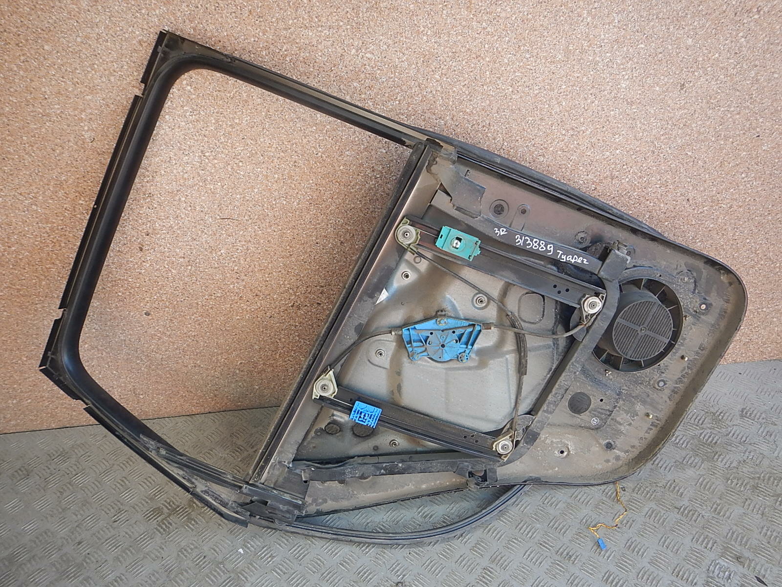 Б/У Рамка двери задней правой, Porsche (Порше)-CAYENNE (03-10) PORSCHE CAYENNE (03-10) в сборе со стеклоподъемником Без п...