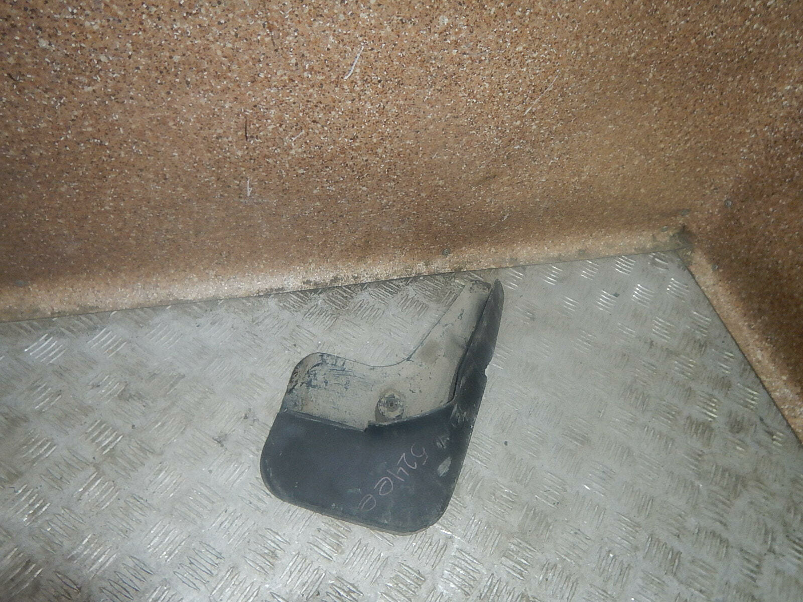 Б/У Брызговик задний правый, Ford (Форд)-FOCUS 3 (11-) FORD FOCUS 3 (11-19) Хетчбэк. Царапины. 299454 FORD арт. BM5JA28370AB