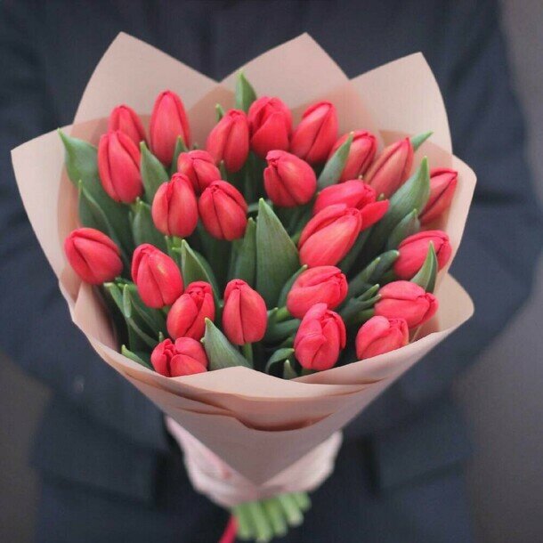 Букет 25 идеальных тюльпанов в дизайнерской упаковке, букет свежих цветов