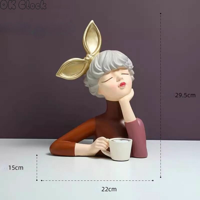 Декоративная статуя девушки с букетом