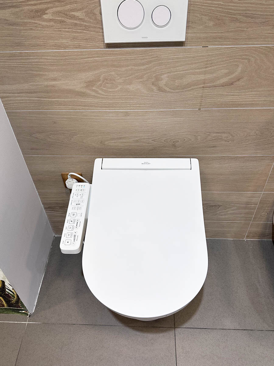 Подвесной, электронный унитаз TOTO CW762+TCF33320, безободковый, смыв торнадо, с крышкой биде и пультом ДУ