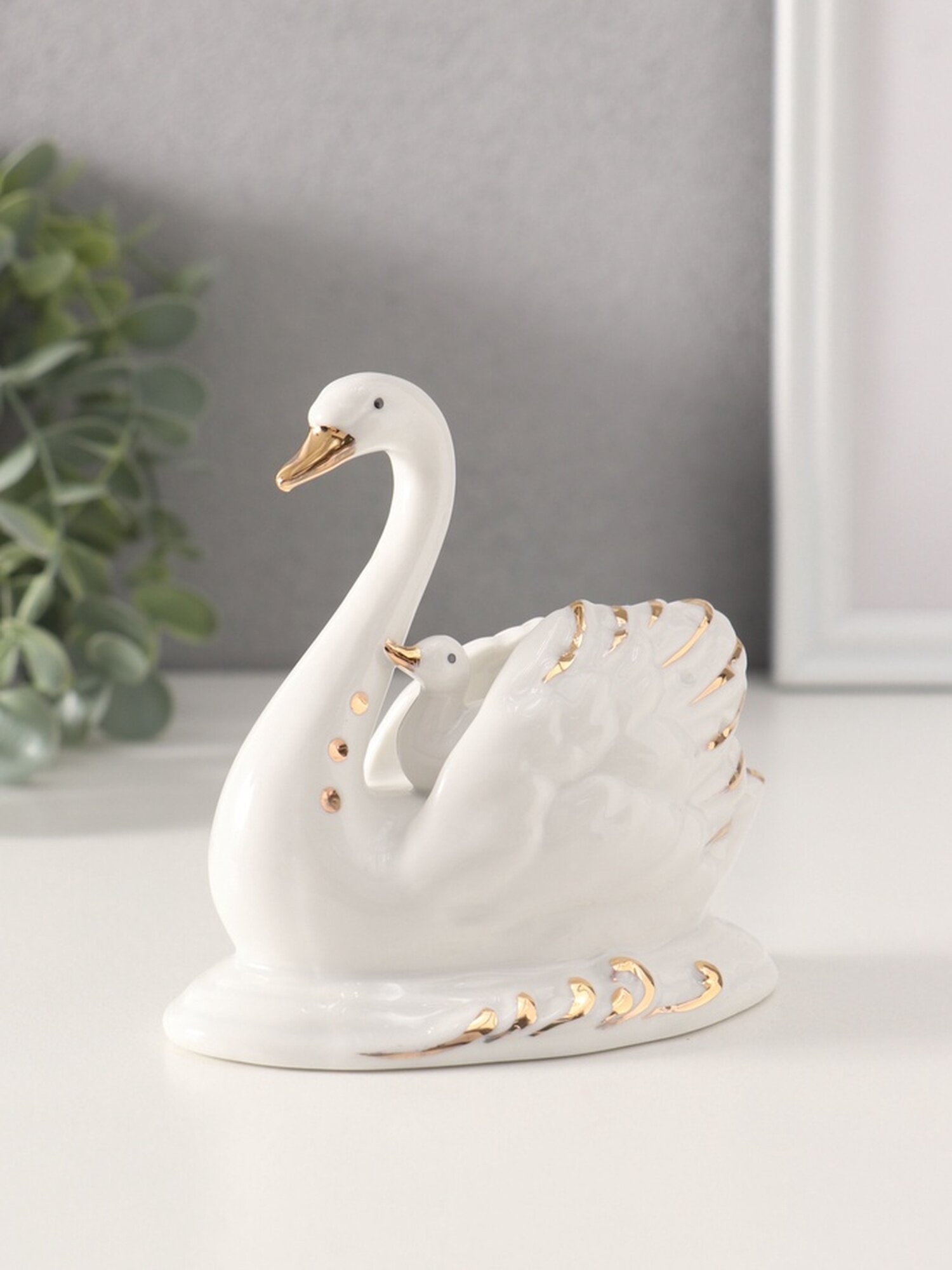 Статуэтка "Лебедь с малюткой", керамика, глазурь, 10x10,5x6 см