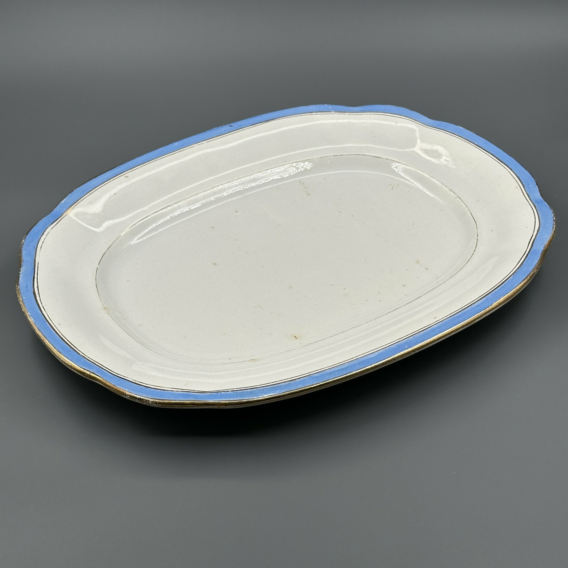 Блюдо с каймой голубого цвета, фаянс, обводка, золочение