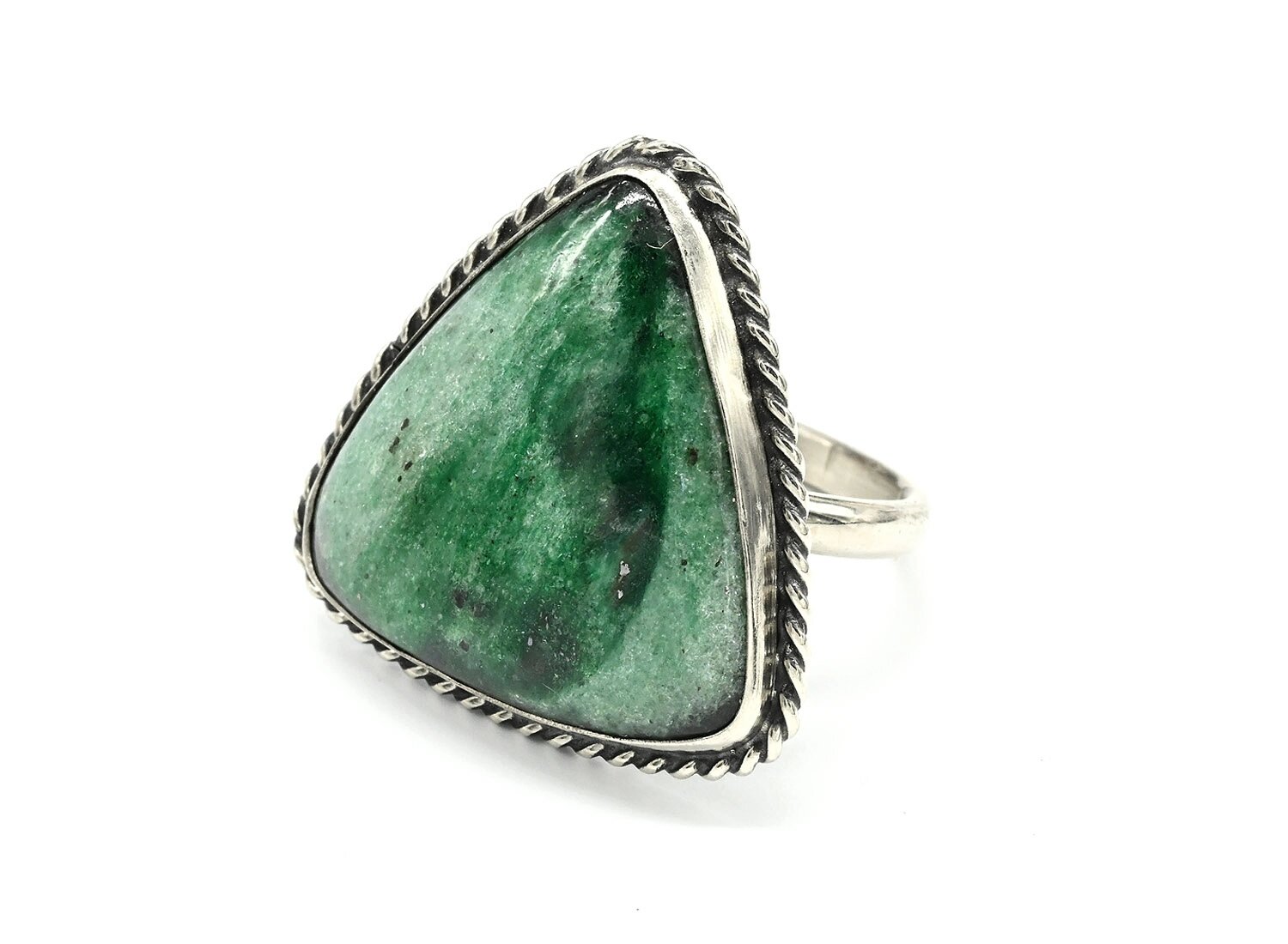 Кольцо, фуксит