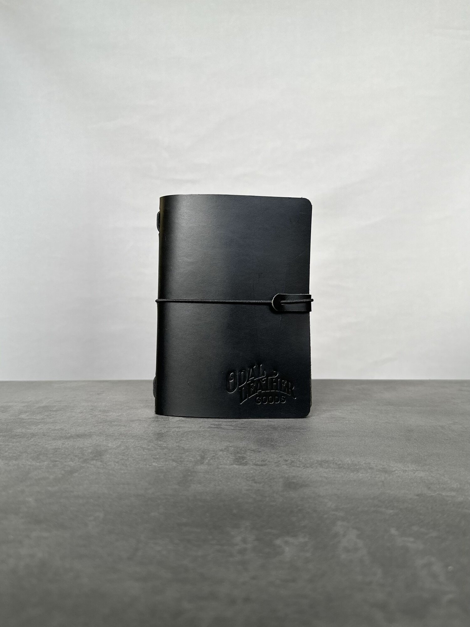 Записная книжка блокнот из кожи на резинке 15х11. Цвет черный