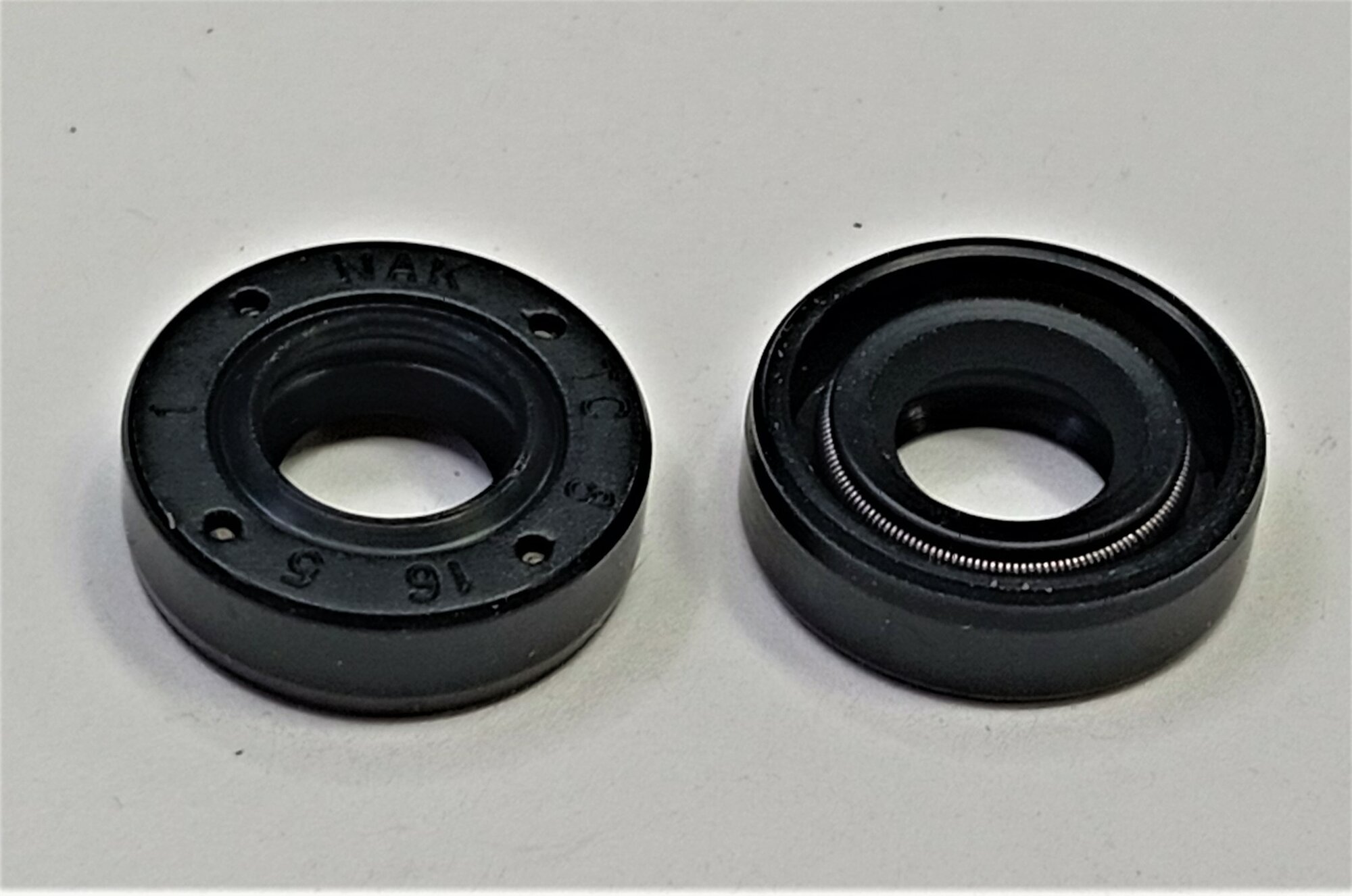 Сальник маслобензостойкий с пыльником (манжета армированная) 8x16x5 TC NBR 70-K01B-C-C NAK